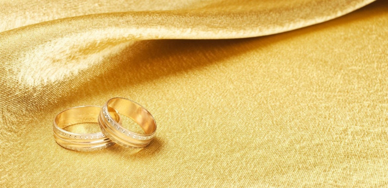 how-to-throw-a-gold-color-wedding-trends-ideas-decor-flowers